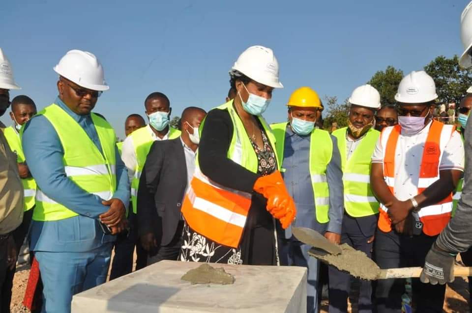 Lualaba : Fifi Masuka pose la première pierre de construction du pont ...